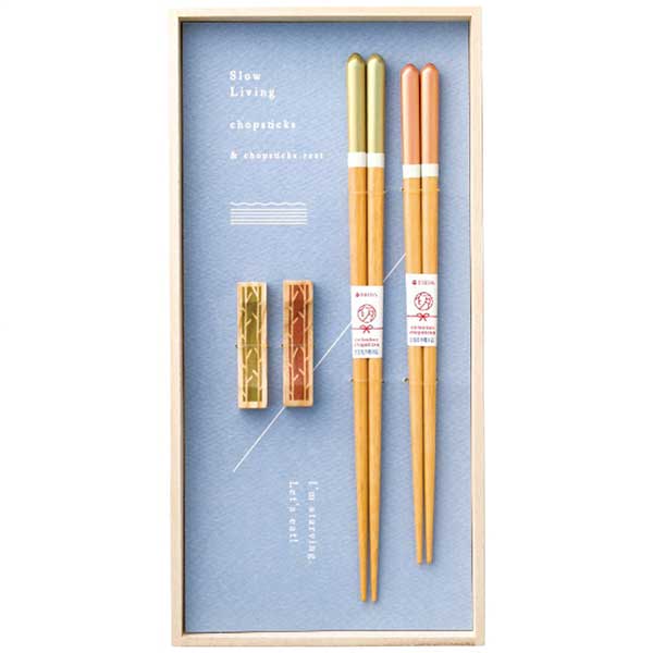 ●桐箱付きの夫婦箸ギフト。食器洗浄機対応の箸で、お手入れも簡単です。結婚祝いや敬老の日など、さまざまな記念日の贈り物にぴったりです。●現品サイズ・内容：全長23cm箸・全長21cm箸各1膳・天然木(アクリルウレタン塗装)・5.2×1.2×0...