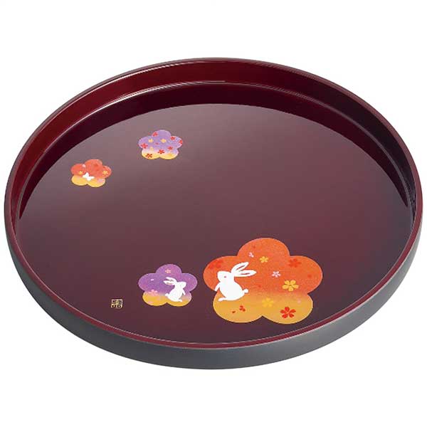 ●丁寧に塗りこんだ溜塗りに可愛らしいウサギの柄を現代蒔絵で仕上げています。●現品サイズ・内容：直径30cm高さ2.4cm・ユリア樹脂・［日本製］●箱サイズ：32×32×3.4cm●重さ：550g●製造生産地：日本製●メーカー型番：94004