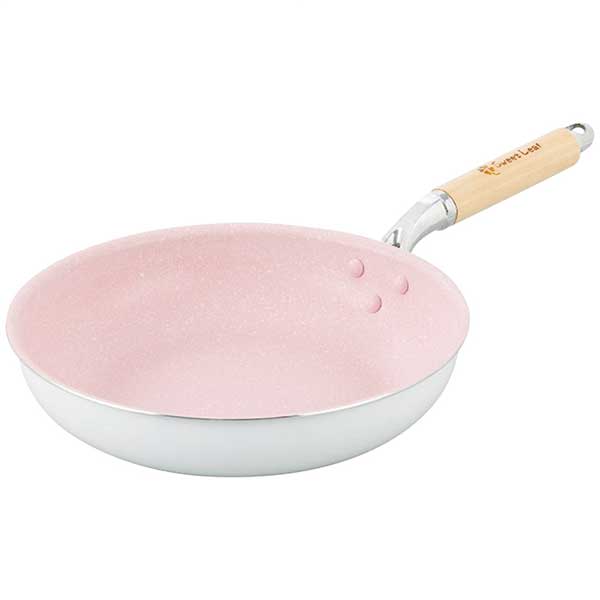 ●こびりくきにくく、お手入れ簡単。とっても軽くて使いやすいです。木製ハンドルで高級感があり、軽量で使いやすいフライパンです。●現品サイズ・内容：直径26cmフライパン1個・重量550g・本体:アルミニウム合金(内面:フッ素樹脂加工・外面:焼...