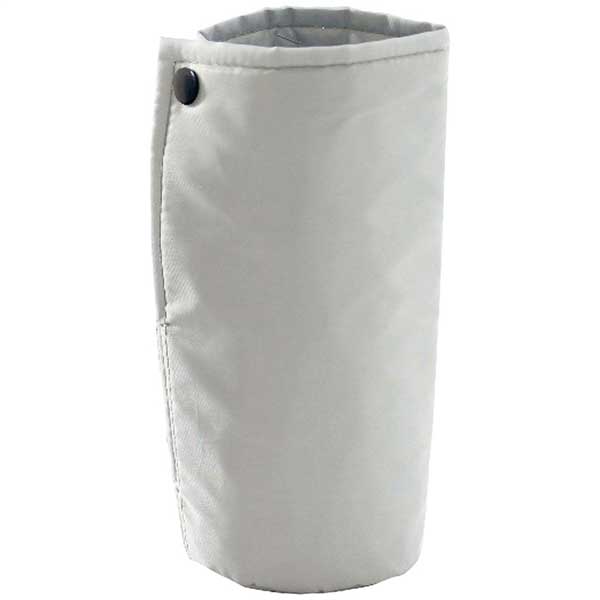 ●リサイクル素材使用!カップドリンクにも対応可能な保冷温ドリンクケース。ペットボトルはもちろん、折り曲げてコンビニ等のカップドリンクにも対応。持ち運びに便利なフックとコンパクトに収納できるゴムバンド付。●現品サイズ・内容：使用時:直径8cm...