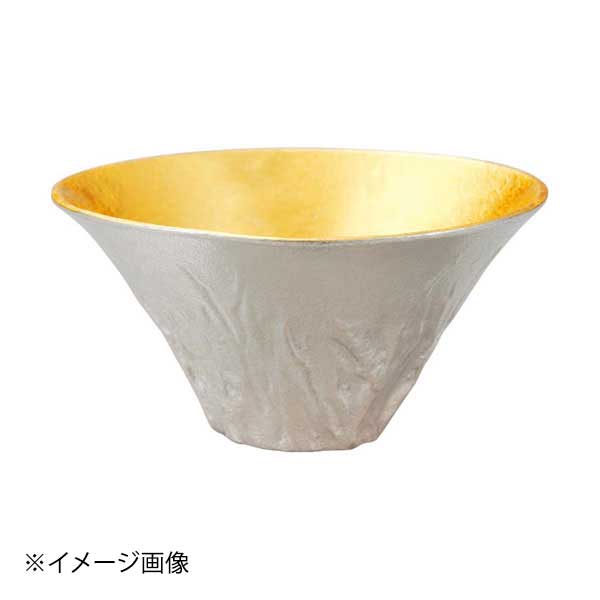 ●日本の最高峰富士山をモチーフにした錫のぐい呑に金箔を貼りました。●ぐい呑の底にも富士山がデザインされており、富士山を眺めながらお酒をお楽しみいただけます。●やわらかく機械作業に向かない錫の盃を、能作の職人が一つ一つ手仕上げし、金沢の職人の...