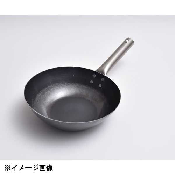 打出式は「底、側面、縁の厚さ」を熟練の技で微妙に変えることができます。熱伝導が早く、野菜のシャキシャキ感を損なわずに調理できます。また製造時に何度も叩くことで、ミクロの凹凸ができ油のノリや馴染みが良くなり、食材がくっつきにくいのも魅力です。...