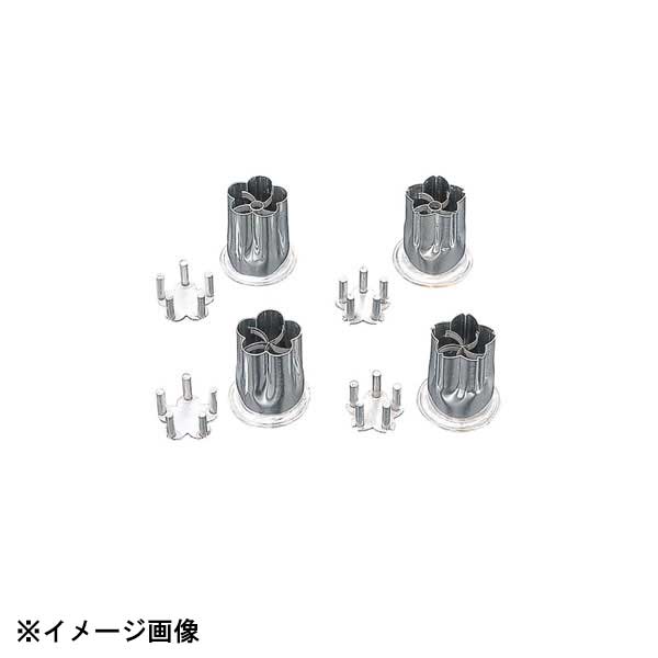 材料を15mmくらいの厚さに切り取り、材料の中央にバランスよく抜き型を押し込み抜き取ってください。押し金具で中身を押し出してください。花びらの部分に包丁で切り込みを入れると、立体感のある細工ができます。立体感のある華やかな花抜きができあがり...