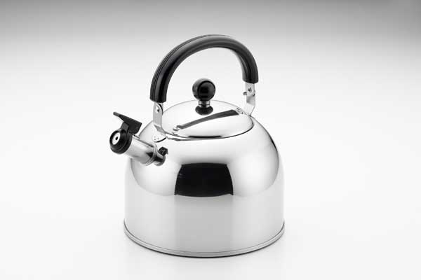 とにかく大きいやかんをお探しの方に！適正容量3.1L（ガス火の場合）たっぷり沸かせるやかんです。お湯が沸いたら笛でおしらせ。ガス火でもIHでも使えるまるいカタチの笛吹きケトル。●品番：SJ2702●サイズ：幅210×奥行236×高さ257m...