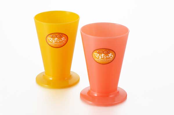 マヨネーズ＆ケチャップスタンド。冷蔵庫の収納に。そのまま食卓へ。安定感があって倒れにくい。イエロー、レッド各1個入り。●品番：4608018●サイズ：幅80×奥行80×高さ120mm●本体重量：60g●材質：本体：ポリプロピレン●原産国：日本