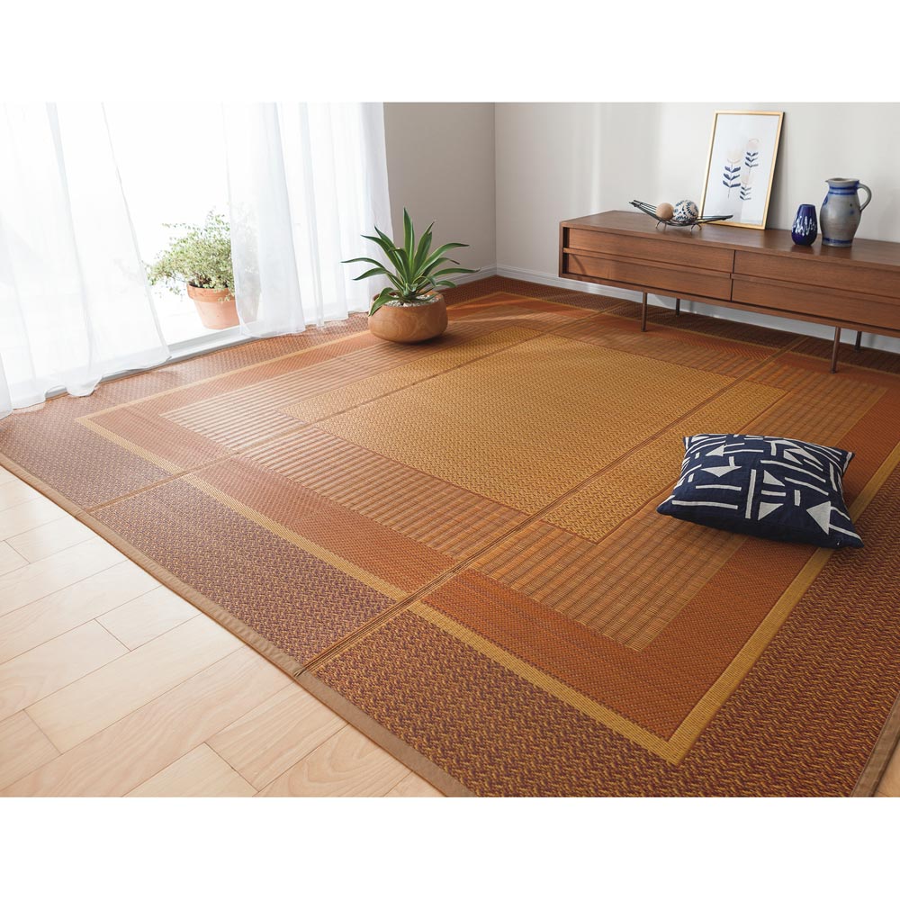 便利なサービスのご紹介商品の仕様・サイズ商品画像の説明 ●紋織りい草組織の変化や色の異なるい草を用いた紋織による、美しい文様が特長。和室にも洋室にもマッチするデザインで、涼やかさを演出できます。●青森ヒバエッセンス使用の抗菌防臭加工い草が本...