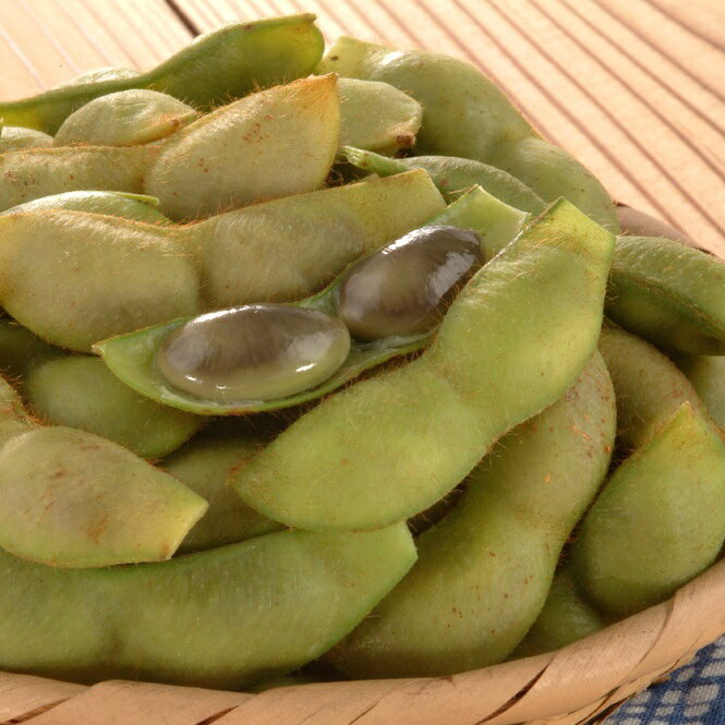 なかなか手に入りにくい、希少な黒大豆枝豆です。鮮度を保つために枝付きでお届けします。※お申込締切日は2026年9月30日となります。※10月中旬頃〜のお届け※青果物のお届けは天候の影響によりお届けが前後する場合がございます。■丹波黒大豆が成...