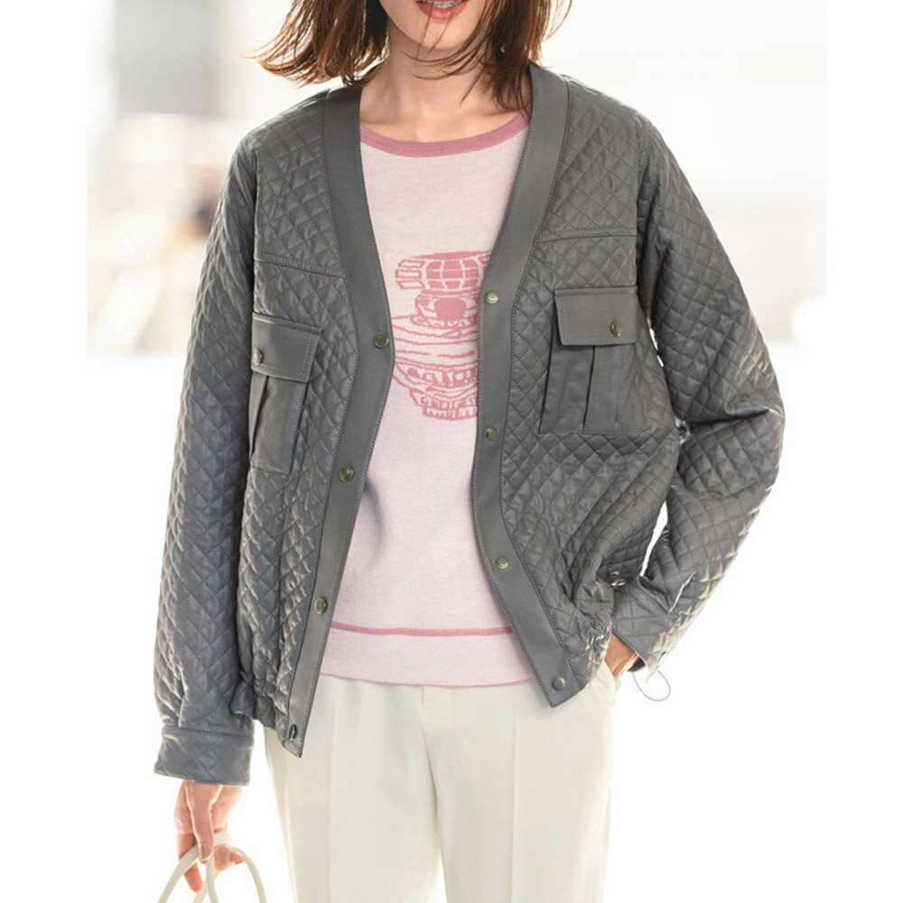 —感度の高い配色で見せる微糖カジュアル—どんな装いもセンスが高まる表情豊かなレザー調ブルゾン「THINDOWN（シンダウン）」素材を、レザー調の軽やかな生地に重ねてキルトステッチをほどこして。ゆるっと羽織れるシルエットながら着ぶくれ感がなく...