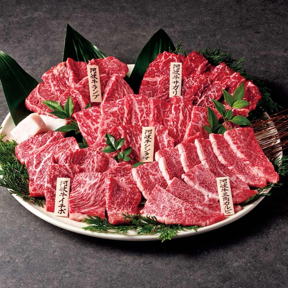 特上カルビとして使われる「三角カルビ」のほか、稀少部位「ランプ」「イチボ」「シンタマ」「サガリ」をセットにしました。厚めにスライスされ、食べごたえ満点です。三角カルビ：三角バラの部位を使用。カルビの中で最もサシ（霜降り）が強く、脂の甘さもあ...