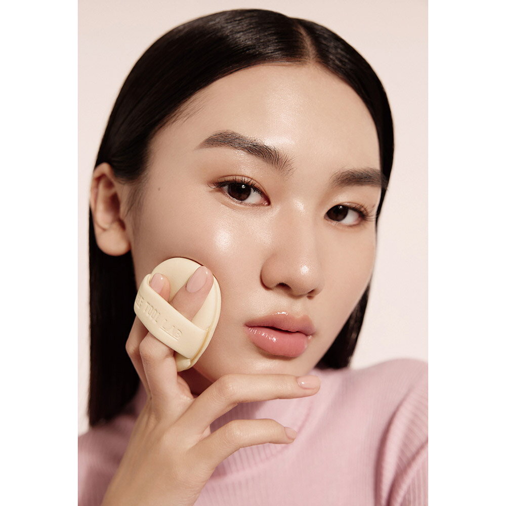 韓国で話題のメイクツールが日本上陸！小まわりのきくブラシと、もっちり気持ちいいパフはクセになりそう。道具で変わる仕上がりの違いを、ぜひ体験してみてください。ツールを変えて、違いが分かる。韓国発のパフ・ブラシセット「ツールラボ　超密着カバーデ...