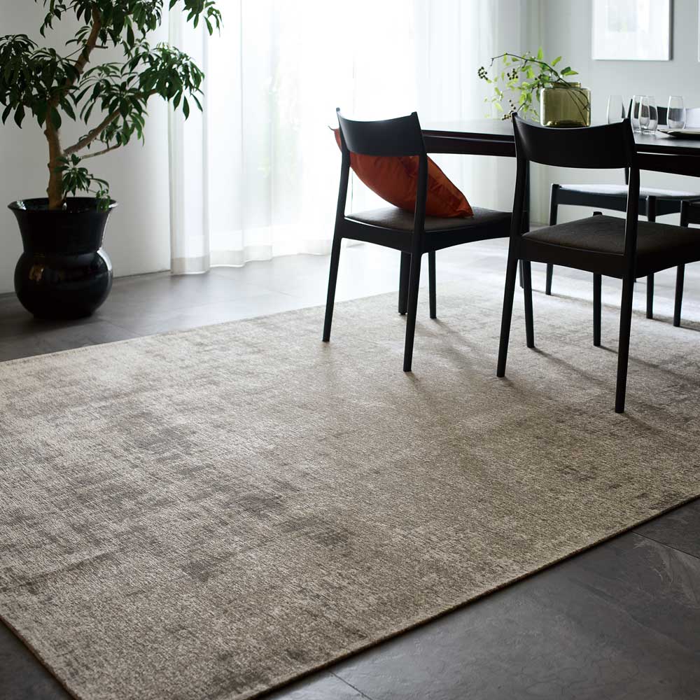 太く柔らかい綿毛のようなシェニール糸を緯糸に、色糸を縦糸にしジャガード織機で織り上げたラグです。擦れ調の色合いを濃淡ミックスのシェニール糸を使って織りで表現しました。●ジャカード織とはジャカード織機で織られた織物です。立体的で複雑な柄を作る...