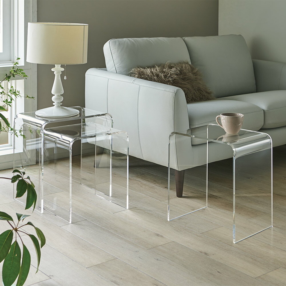 空間に広がりを与える透明素材。大中小3サイズそろったリビングテーブルは、ソファサイドをはじめ、使うときにいろいろな場所で使えて、使用しない時には場所を取らずに収納できます。便利です！空間を圧迫しないクリアな素材感と使い勝手のよさが人気のシリ...