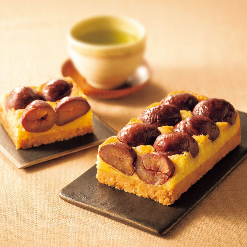明治元年創業、老舗銘菓「菓心谷常」が作り出すこだわりケーキです。甘みがあり、大きく風味の良い「丹波栗」を贅沢に使用。高千穂バターの風味豊かに焼き上げたクッキーをザクザクに砕き、木型の底に敷き詰めます。アーモンドとほんのりラム酒が香るダマンド...