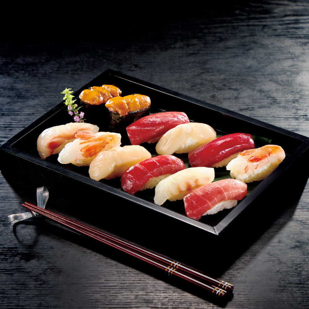 ｢鈴富｣独自の特殊な技術で、冷凍したネタとシャリがそれぞれ最適な温度に解凍。食感も、風味も、まるでカウンターで握りたてを味わっているかのような美味しさに。築地と豊洲で60年以上、天然マグロを中心に扱ってきた老舗仲卸「鈴富」が、その「目利き」...