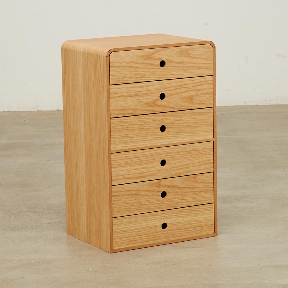 やさしくラウンドしたフォルムが美しい収納チェスト。用途で選んで、整然としたリビングに。木目の美しいナラ・ウォルナットを使用。北欧風のナチュラルなインテリアコーディネートに取り入れてください。ページ下部に画像の説明がございます。一部別売りの商...