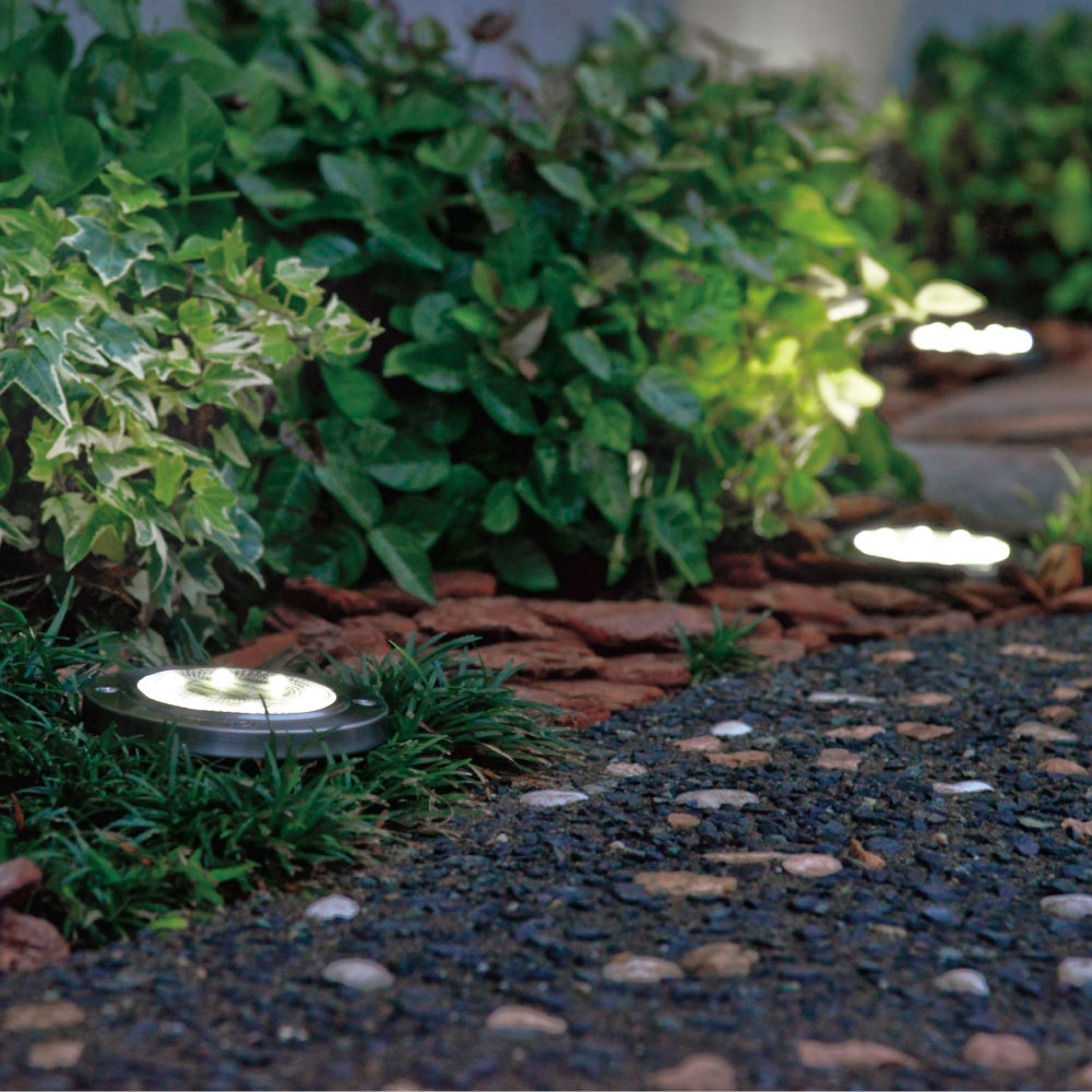 配線いらず、土に挿すか置くだけの簡単設置。日中は太陽光で充電し、夜は自然光のような明るい昼光色のライトが“パッ”と自動点灯。花壇や玄関アプローチを鮮明に照らし、電気代ゼロでガーデンをぐっと格上げ。ページ下部に画像の説明がございます。一部別売...