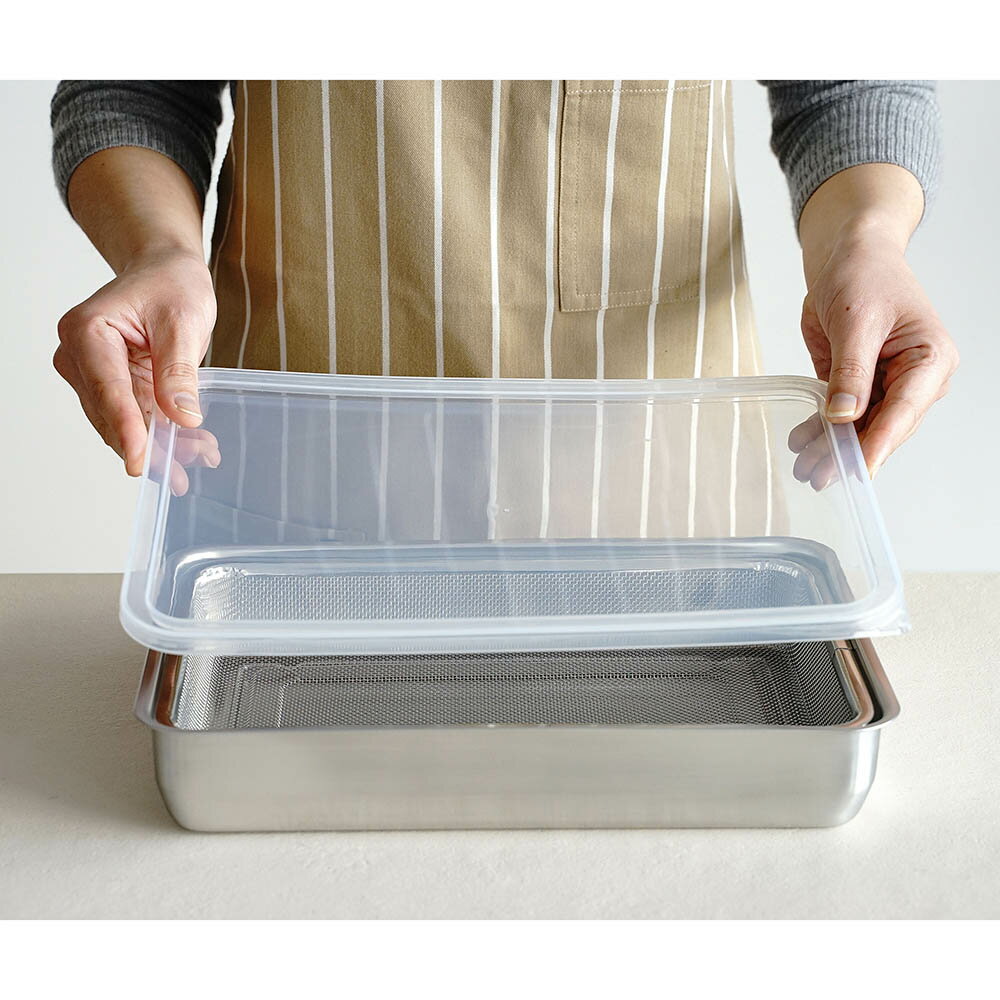 ●料理の下ごしらえや保存に便利な蓋付きバットです。●角型なのですっきり並び、調理スペースを邪魔せず効率的に使えます。●冷蔵庫にもすっきりきれいに並べられます。●別売りの家事問屋下ごしらえ角ザル1/1とセットで使えます。豆腐の水切りや、洗った...