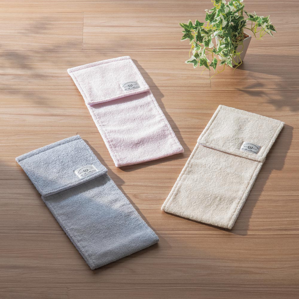 飽きのこないシンプルなデザイン。ロゴのタグがアクセント。トイレタリーをすっきりまとめたい方におすすめ。好みに合わせて選べる3色で、同シリーズの他のトイレタリーとトータルでコーディネートできます。※こちらは【ペーパーホルダーカバー】のページで...