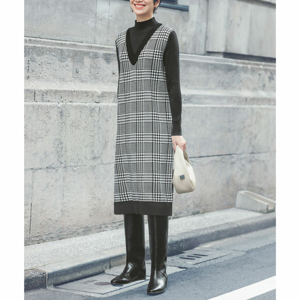 纏うだけで自信が持てる 私を輝かせる毎日服ジャカード編みで表現したグレンチェックのジャンパースカートにブラックのリブニットを組み合わせたような、重ね着風のデザイン。ふらし仕様の襟ぐりの重なりがリアル感を演出します。つかず離れずのストレートシ...