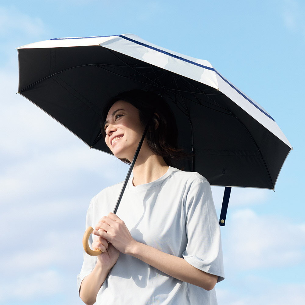 長傘がコンパクトになったようなスタイルの折り畳み傘で、日傘や雨をしっかり防ぐサイズながら、持ち運びしやすいコンパクトさが特徴です。骨をぽきぽきと折らなくても開閉でき、また、閉じたときに生地を整える箇所が少ないため、サッと開いてサッと閉じるこ...