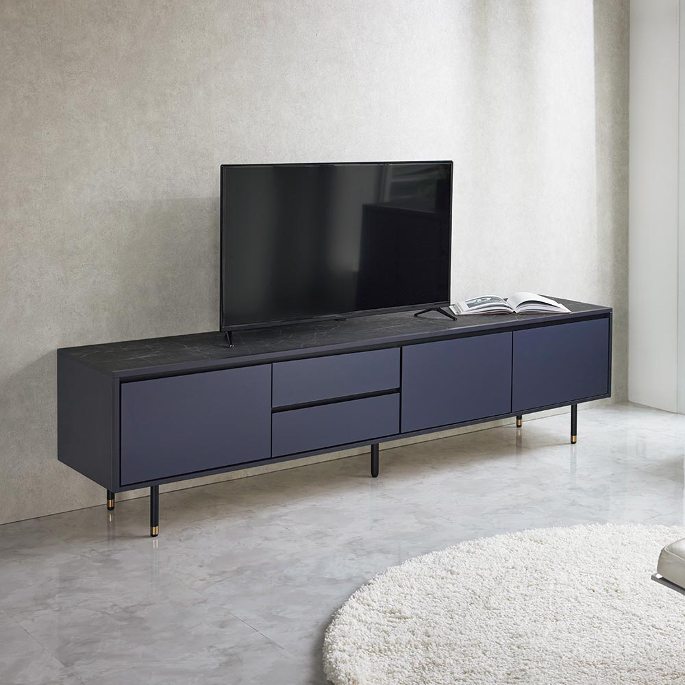 リビングルームにプラスワン収納を考え抜かれたサイズ設計。リビング周りの収納物がうまく片付く。機能的な収納力ルーターをしまいやすく、裏面に配線が通せるようになっています。ソフトクロージングユニットを採用ソフトダンパーにより静かにしまる扉・引き...