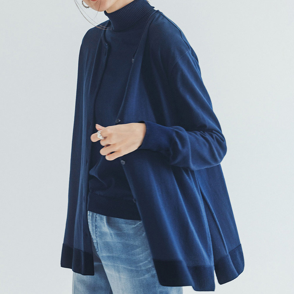 シーズンレスでどんな季節でも活躍！品のよさを感じる艶感と美しい発色のネイビーカラー、程よく薄手の編み地感でロングシーズン着回せて重宝します。おしりを覆う丈感のロングカーディガンは、裾に分量感を持たせたフレアシルエットがポイント。さまざまなア...