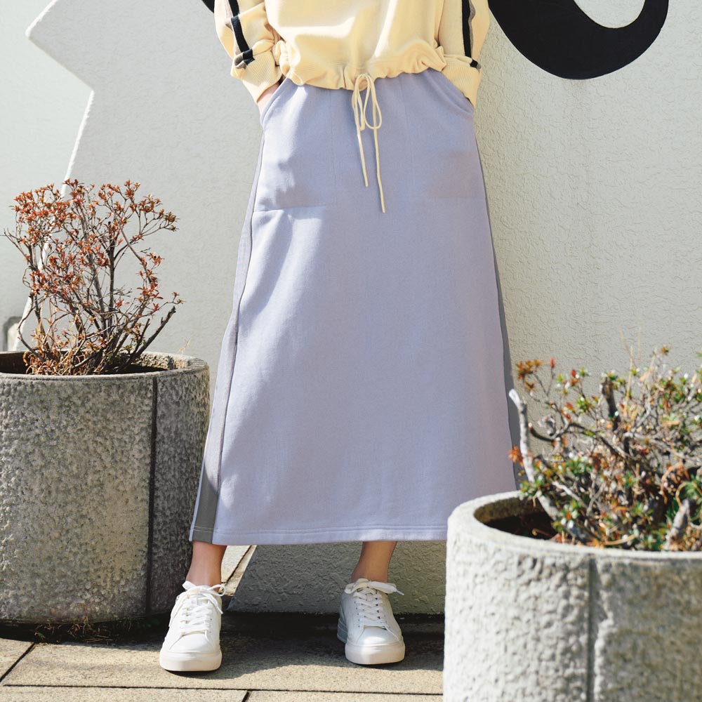 リラックスした装いでも女性らしさは抜かりなくはき心地のいいAラインスカートは、優しいラベンダー色にグレーのサイドライン入り。表にコットン、裏にポリエステルを使用した裏パイルのスウェットは、ハリがあって型崩れしにくく、軽量で乾きやすいのも大き...