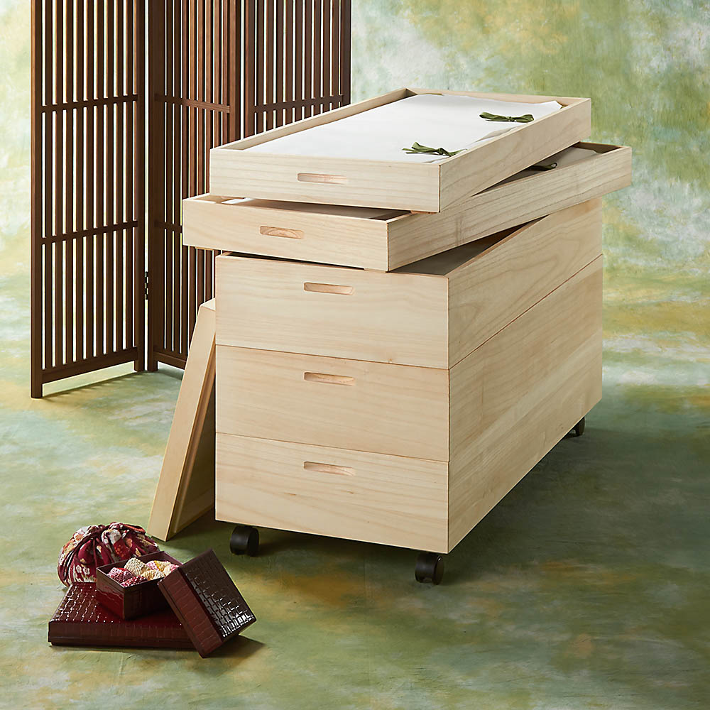着物、和服、浴衣を大切にしまう総桐製の衣装箱。キャスター付きのワゴンタイプの衣類収納家具。お求めやすく、段数・深さも多様なタイプを取り揃えました。幅87cmのたとう紙にピッタリな幅91cmタイプ。本物志向の方へお届けしい総桐の衣類収納ケース...
