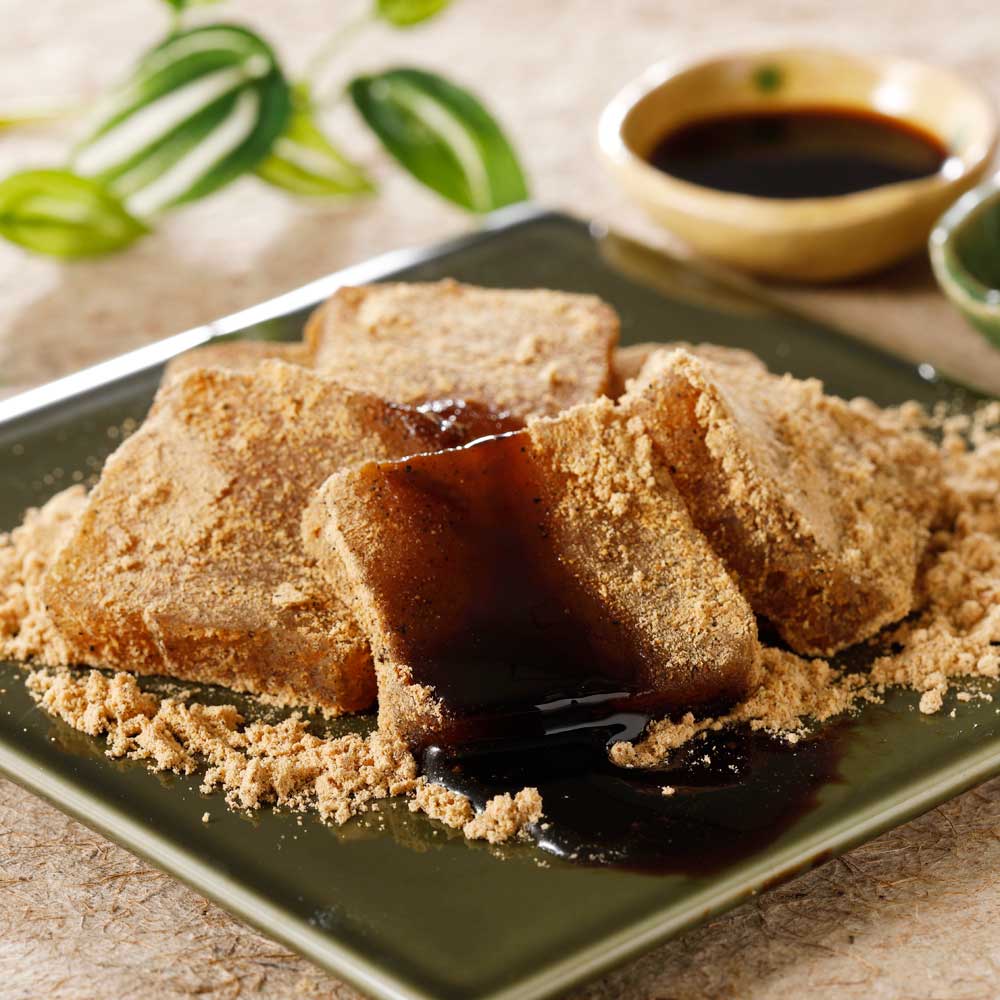 岡山県産丹波種黒大豆を使用したわらび餅です。冷凍庫から出してすぐ、アイス感覚でお召し上がりいただけます。もちろん、解凍しても美味しいふわとろ食感です。そのままはもちろん、トッピング（きなこ・黒蜜）をかけてお召し上がりください♪ページ下部に画...