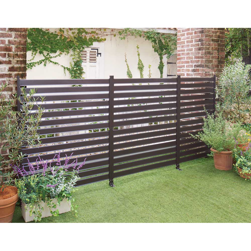 目隠しして、きれいな背景づくりを◆隣家裏の雑多なものが背景に…外からの視線が気になる…と感じていませんか？◆背景を目隠しして、お庭にプライベート空間をつくることができるエクステリア用品です。◆グリーンが映え、お庭にも溶け込むシンプルデザイン...