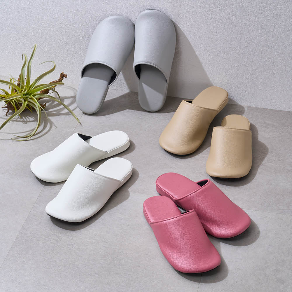 高級感のあるエンボス調のフェイクレザー。足裏に心地よくフィットし、キッチンやリビングでの立ち仕事の負担を軽減。汚れたらサッと拭き取れ、アルコールや次亜塩素酸系の消毒液にも対応。抗菌加工で清潔効果が持続します。高級感のあるリビングスリッパ。エ...