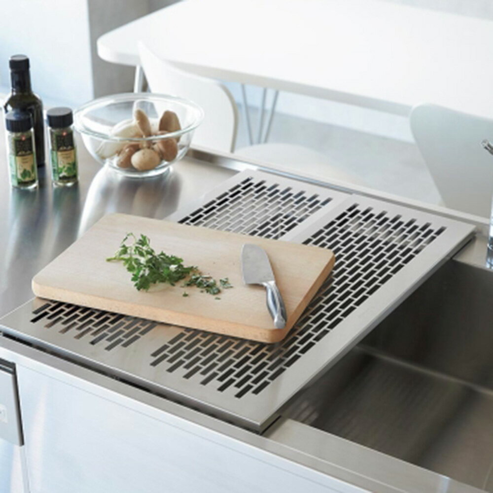 ※ご注意ステンレス部分にはキズ防止用のフィルム状保護シートが付いている場合があります。一度剥がしてしまいますと、ご返品をお受けできませんので十分ご注意ください。 調理スペースとしても水切りとしても活躍する、耐荷重15kgのタフなステンレス製...