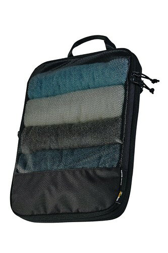 旅行・出張時の荷物をコンパクトに!ファスナーを閉めるだけで、かさばる衣類をまとめて圧縮できるパッキングキューブです。収納部が2つに分かれているため清潔な服と汚れた服など別々にしたいものを分けて収納可能。スーツケースやバックパック内をスッキリ...