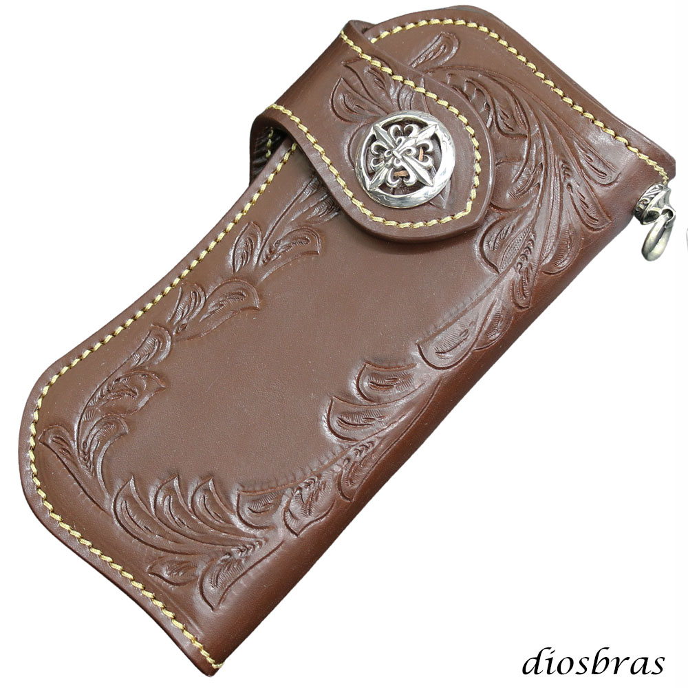 商 品 名 サドルレザーカービングバイカーズウォレット 商品特徴 全体に独特なカーブを利かせることにより、手に馴染み、圧倒的な存在感と、高級感を併せ持つウォレットに仕上がっております。 さらにデザインカービングを融合させることにより、さらに...