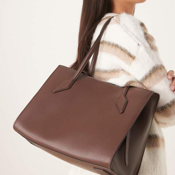商品説明 ASOS DESIGN boxy tote bag in chocolate 【セレクトショップ diva closetとは？!】 オリジナルブランドに力をいれた京都のセレクトショップです。 インポートブランドをセレクトした様々な...