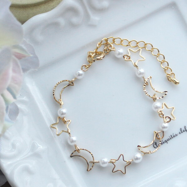 【サイズ】ブレスレット長さ：約15cm+5cmアジャスター付 【素材】金具：メッキ 【デザイナーからのコメント】デザインありの小さなお星様とお月様が並んだブレスレット♪4ミリほどの小さなホワイトパールも飾られた可愛いブレスレットです♪職人の...