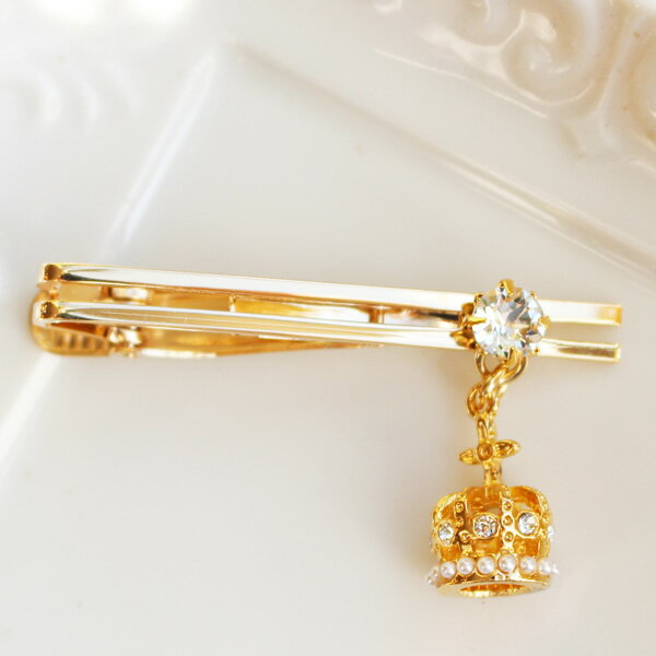 【サイズ】タイピン幅：5cm王冠約：縦1.5、横1cm 【素材】金具:メッキ石：スワロフスキー 【デザイナーからのコメント】フォーマルなシーンにちょっとしたアクセントをプラス！ シックなスーツスタイルに華やかさを与えてくれるタイピンです。爪...