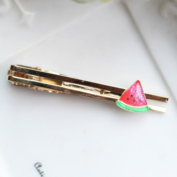 【サイズ】タイピン幅：5cmスイカ約：縦1cm、横1cm 【素材】金具:メッキ 【デザイナーからのコメント】フォーマルなシーンにちょっとしたアクセントをプラス！ シックなスーツスタイルに華やかさを与えてくれるタイピンです。ちいさくってぷっく...