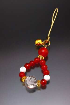 ■飛躍鶏のシリーズはこちら！ 商品名 飛躍鶏ストラップ 素材 白水晶　　　　　1個（12mm珠 鶏刻印） 黄水晶　　　　　3個（6×3mm/カット） 赤メノウ 　　　　　1個（10mm珠） 　　　　　　　　　　　　8個（6mm珠） マグネサ...