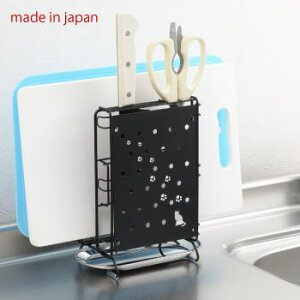 商品名 ヨシカワ クロネコキッチン 包丁・まな板・キッチンばさみスタンド 商品特徴 かわいい猫と足あとシルエットのプレートが 包丁の刃先をオシャレに目隠し。 キッチンバサミ用の専用スペースもあります。 水受けトレー付き。 サイズ 152mm...