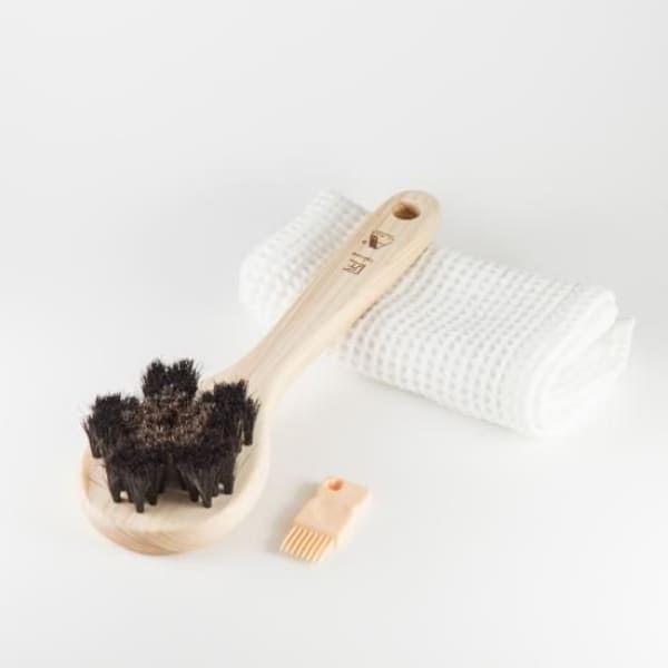 商品名 漢（おとこ）のボディブラシ 匠 商品特徴 人気の浅草アートブラシが開発した、男性向けのボディブラシです。 コシのある黒馬毛・茶馬毛を桜の花びらのような5束構造で植毛し、心地よい使用感で全身を洗えます。 毛足約2.3cmのブラシは泡立...