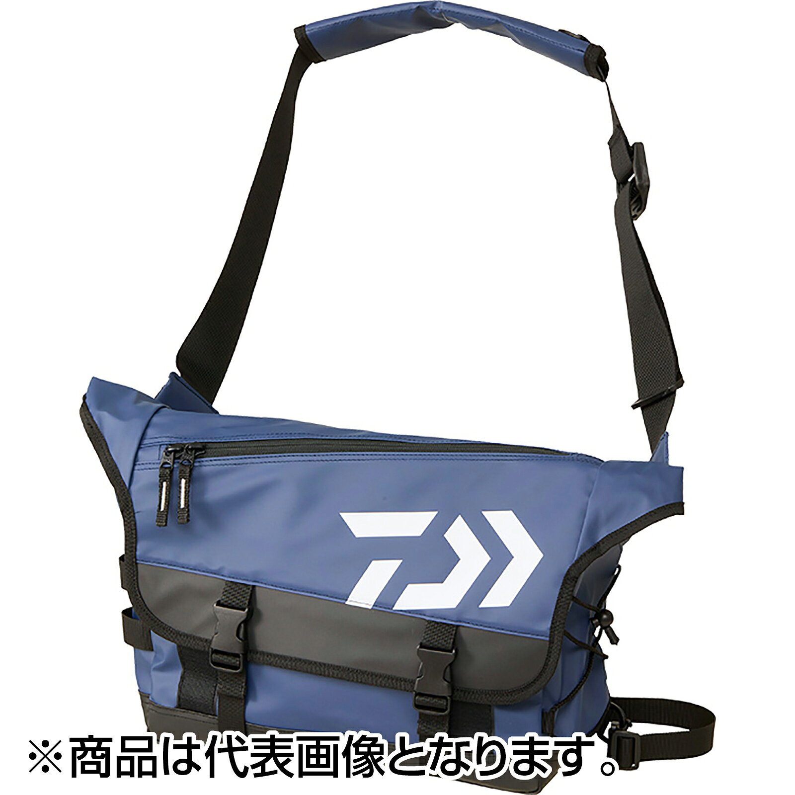 機能性、大容量を兼ね備えたメッセンジャータイプ。前面フラップを開けなくても内容が取り出しやすい背面ファスナーを備えたバッグ。メインルームには中型ボックス（26×19cm程度）を4個収納可能で、小物類の収納に便利なスリットポケットを4か所に配...
