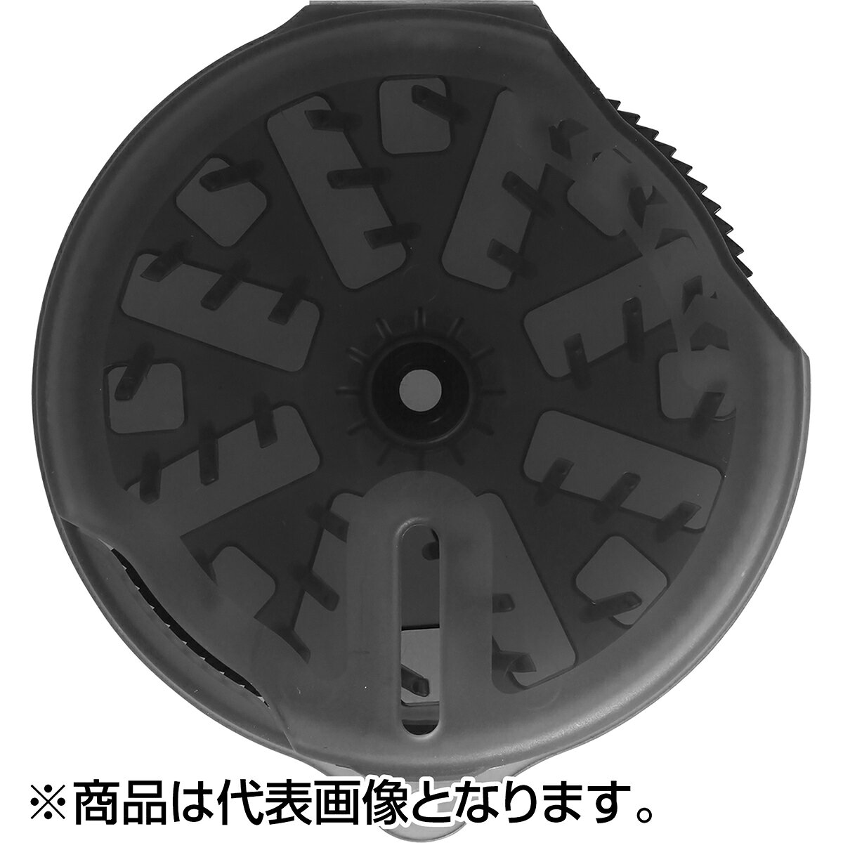 コンパクトサイズの糸クズ巻き取り器です。スリットから糸クズを入れて、ワインダーを矢印方向に回すだけ！回収後の糸クズも簡単につまみ出して廃棄できます。★仕様・規格・寸法★Size：84x23mm重量：25g