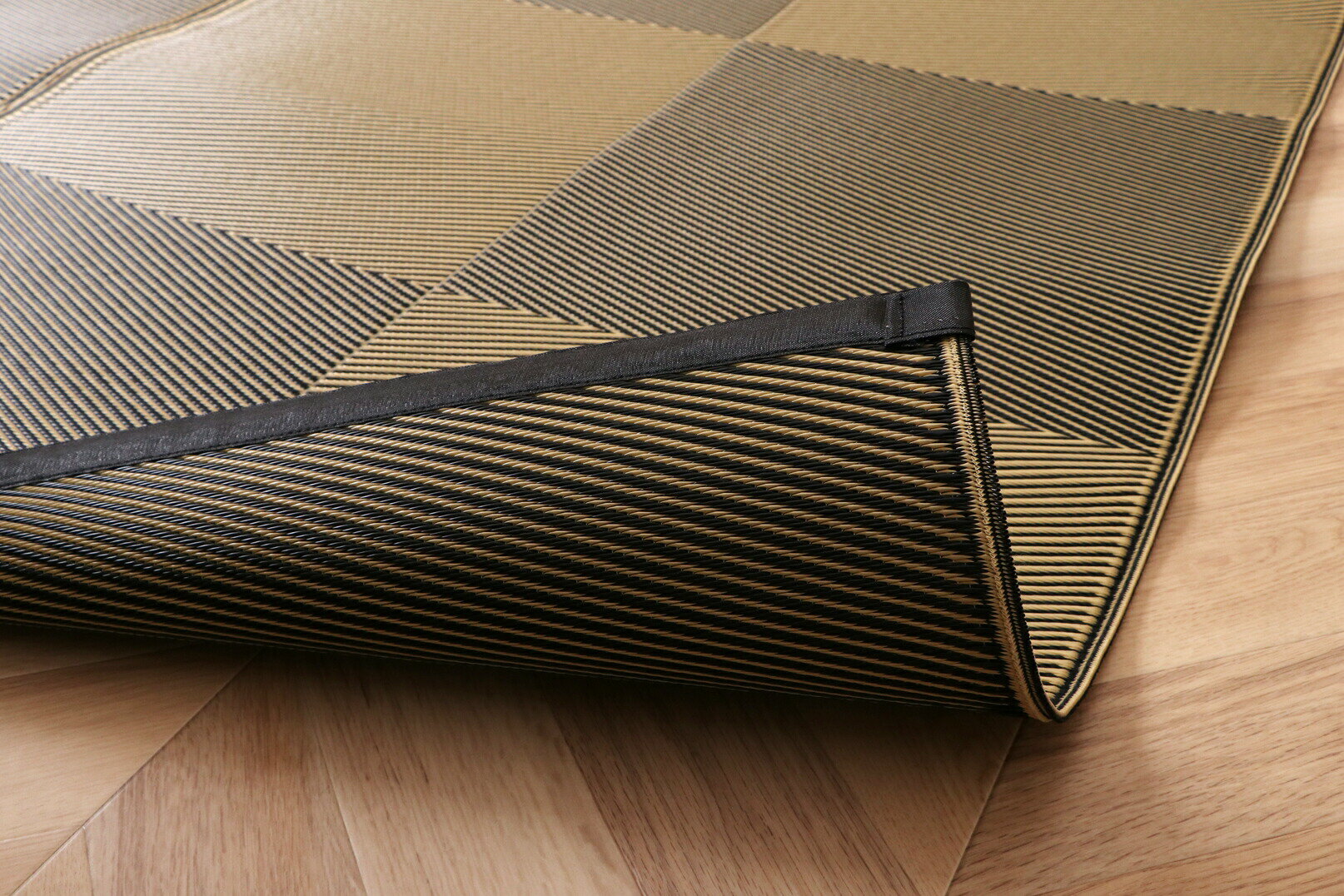 【メーカー直送のため北海道、沖縄、離島へのお届けはできません。】 ・ポリプロピレン製ラグ【ブラック/約261×352cm/江戸間6畳/長方形】の単品販売です。 ・【ブラック】のカラーは商品画像1～3をご参照ください。商品画像は別カラーの商品...