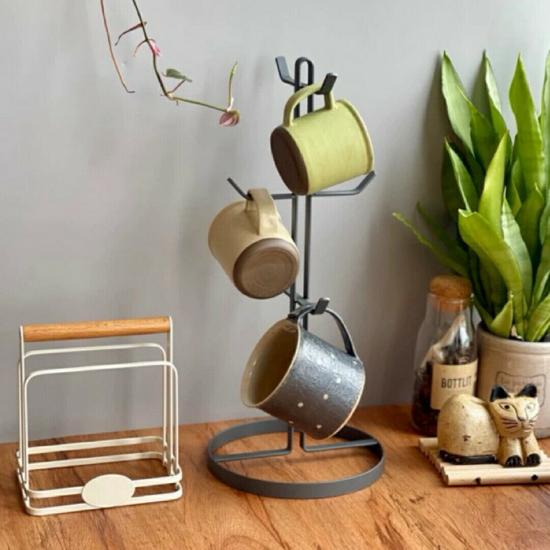 商品説明各方向のブラケットは、大きなカップやティーカップのスペースを最大化できます。テーブルの美しさや清潔さを献上します。カップは洗った後、棚に吊るすだけで水気を切ることができます。錆止め、高品質の材料で作られ、頑丈で耐久性があり、環境にや...