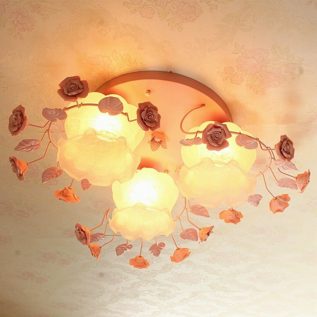 商品説明【商品仕様】■個口数：1 （～40Wまで対応）■E27白熱球、電球型蛍光灯、LED電球使用可能■使用電球：3個（※電球は付属しておりません）本体サイズ：幅55 x 高さ35 (cm）部品材質：金属、合金、樹脂このシャンデリアの部品は...