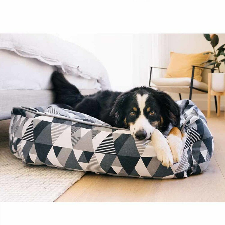 一年中快適なペット用ベッド：カバーと中身を分離して洗濯可能母親に抱かれているような安心感。あご乗せもできる”ラウンジベッド”は、体が沈み込むほどの柔らかいファイバーを箱型に詰め込んだ、P.L.A.Y（プレイ）の上位モデルベッドです。ファイバ...