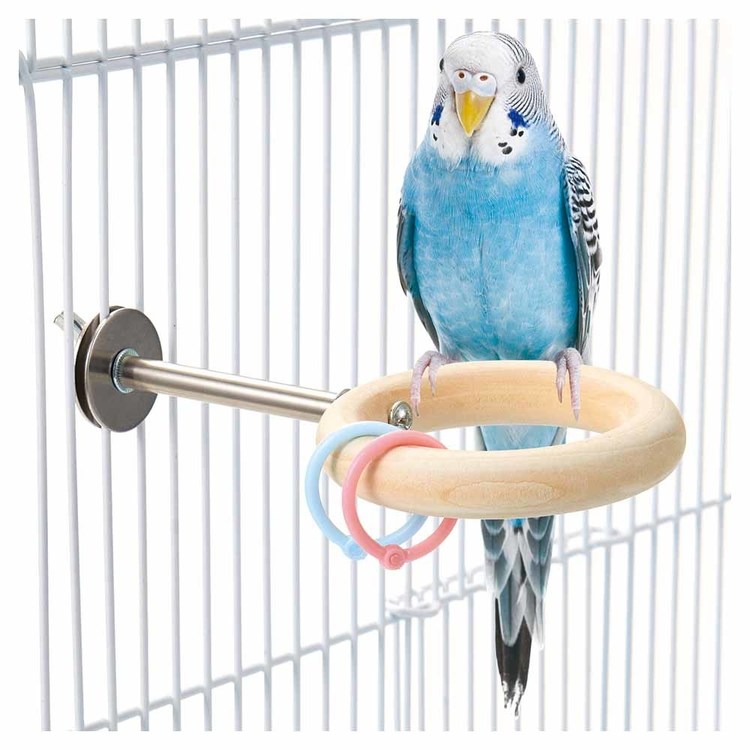 ・まるい形が可愛い、遊べるチャーム付きのとまり木です。・「ML-668 ミマモリカメラ ミニ(別売)」をセットして撮影ステージとして使用することもできます。【材質】天然木、ステンレス、PE【本体商品サイズ】本体／約 W120×D70×H12...