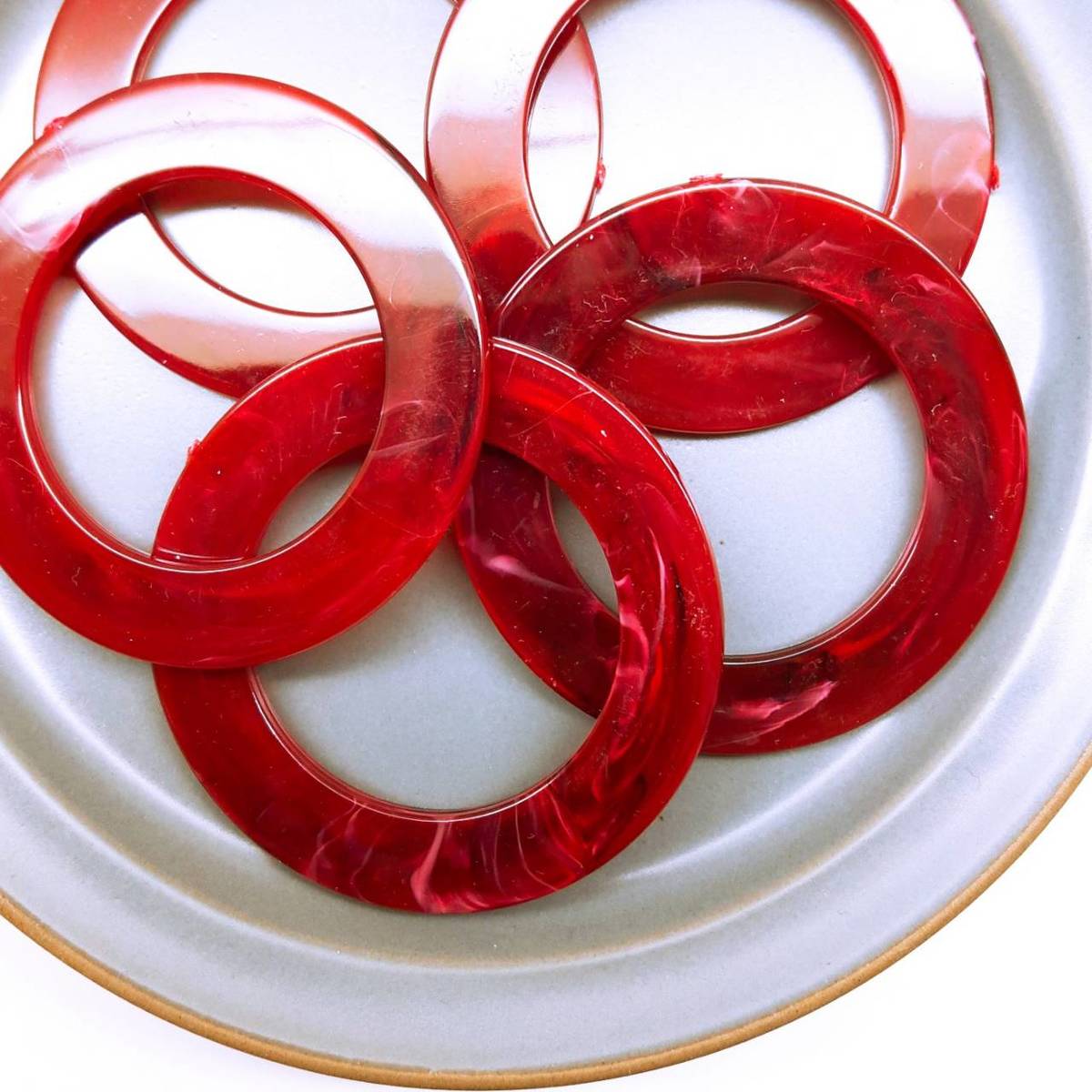 商品情報 サイズ 57.2mm×6こ入り素材 アクリル注意 海外製品の為、輸送時にカスレによる小傷が生じる場合がございます。完璧をお求めの方・神経質な方のご購入はご遠慮くださいませ。【道後雑貨店】6個 ※プライスダウン450→390円　レッ...