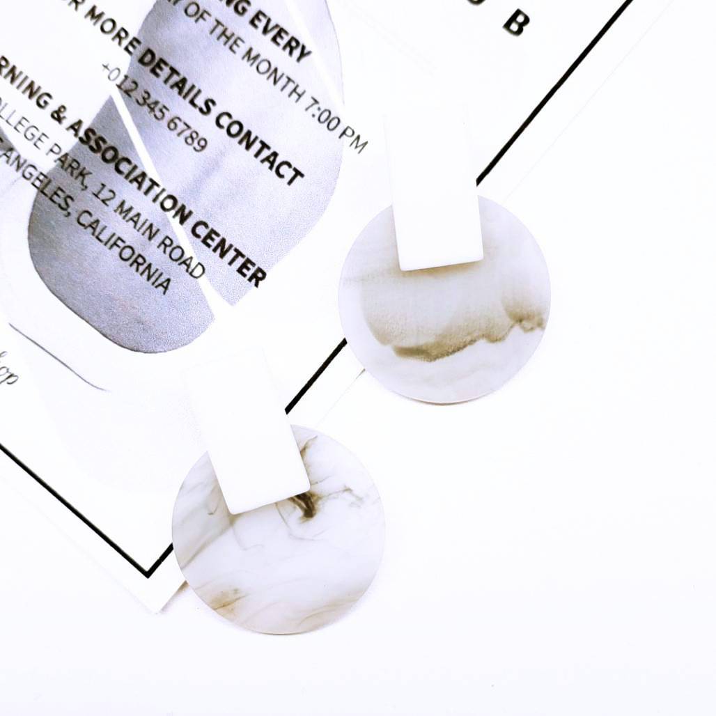 商品情報 サイズ ※サイズはお写真にてご確認下さいませ1ペア入りピアス土台/ピアス入荷いたしましたそのままご使用いただけますし、パーツなど組み合わせて、オリジナルデザインを組み合わせてご使用いただくこともできます高級感溢れるピアス/ピアス土...